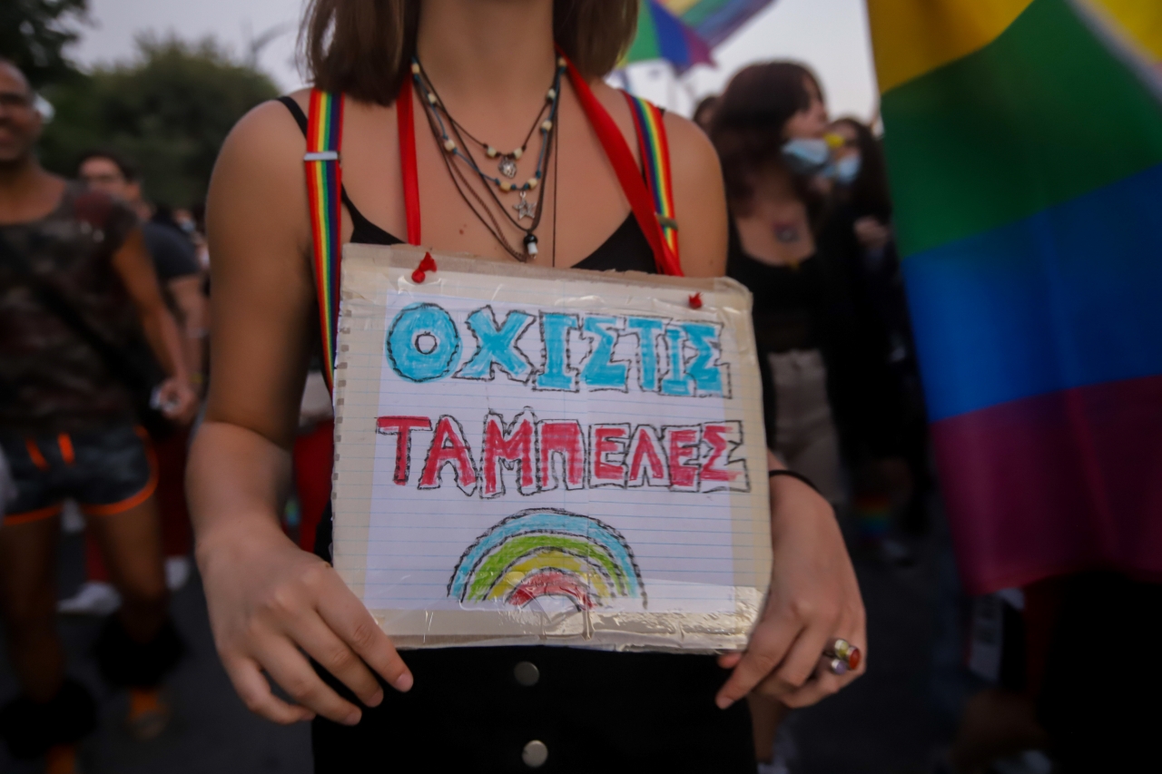11528: Η μοναδική γραμμή για την υποστήριξη των ΛΟΑΤΚΙ ατόμων - The Opinion