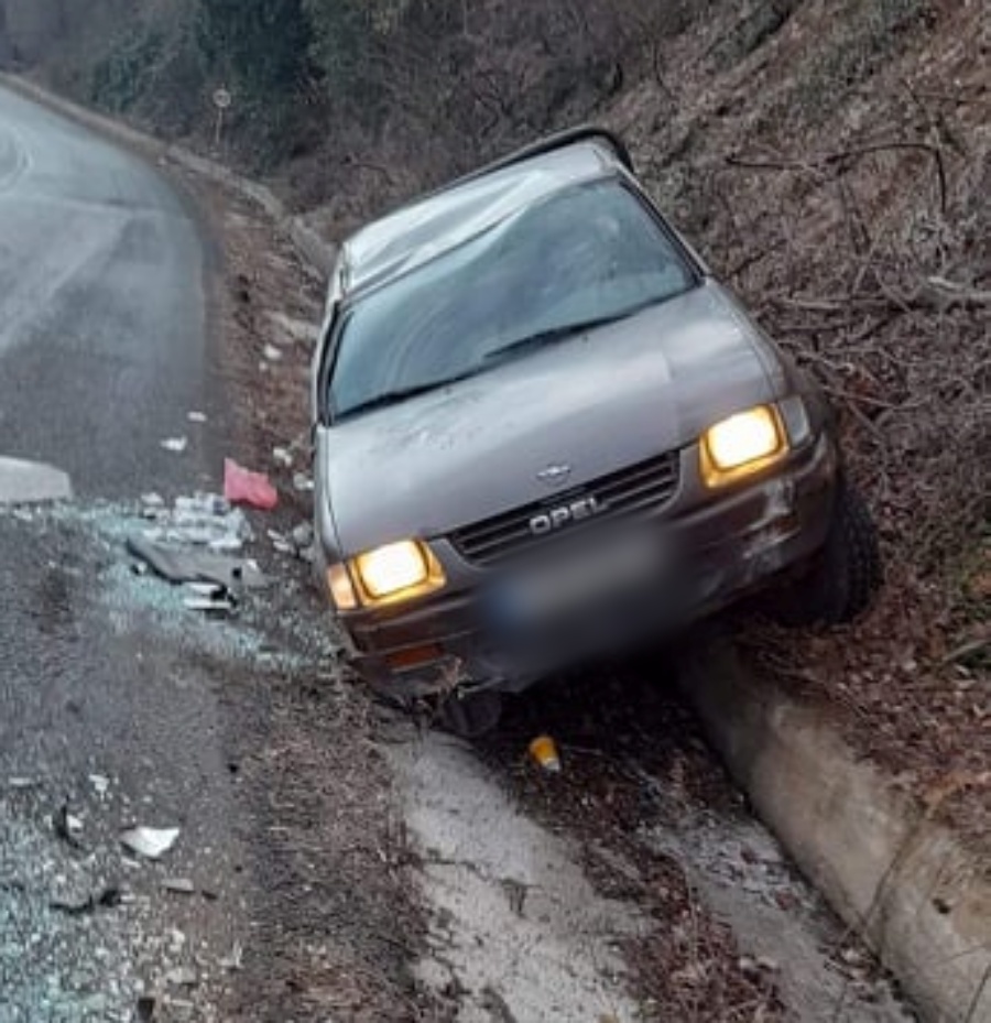 Αυτοκίνητο με τρία παιδιά παραλίγο να πέσει σε γκρεμό στη Λέσβο - The ...