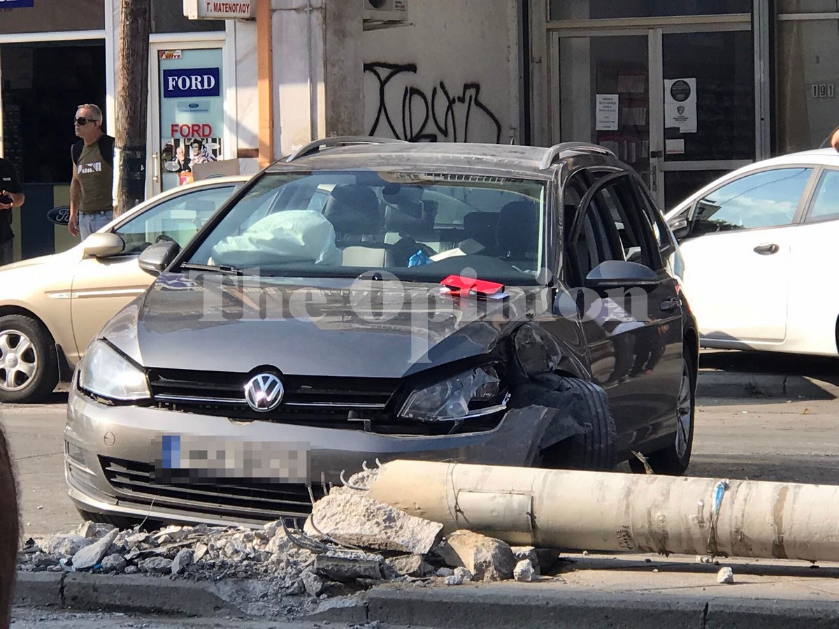 Έσκασε το λάστιχο και έπεσε σε κολώνα φωτισμού - «Από θαύμα δεν υπήρξε ...