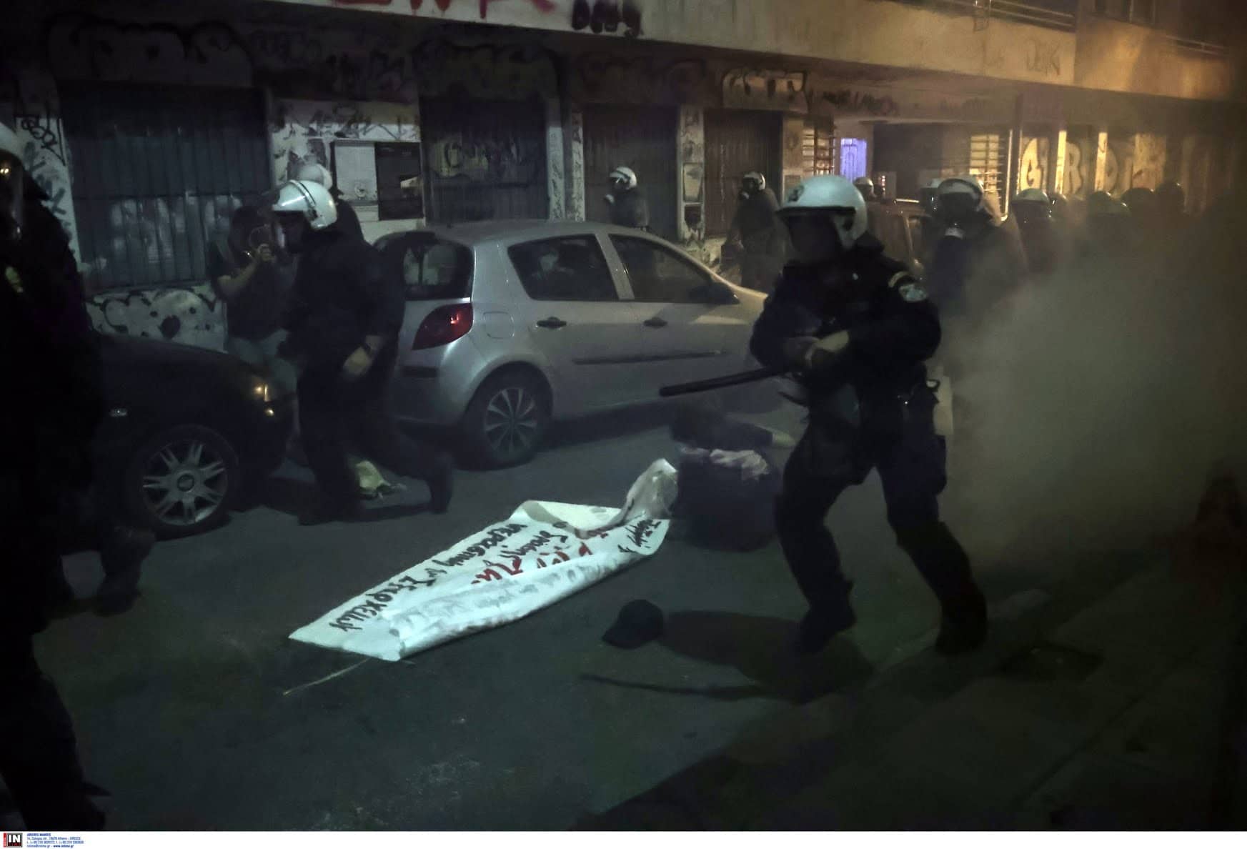 Επεισόδια στα Εξάρχεια για το μετρό - Τρεις προσαγωγές - The Opinion