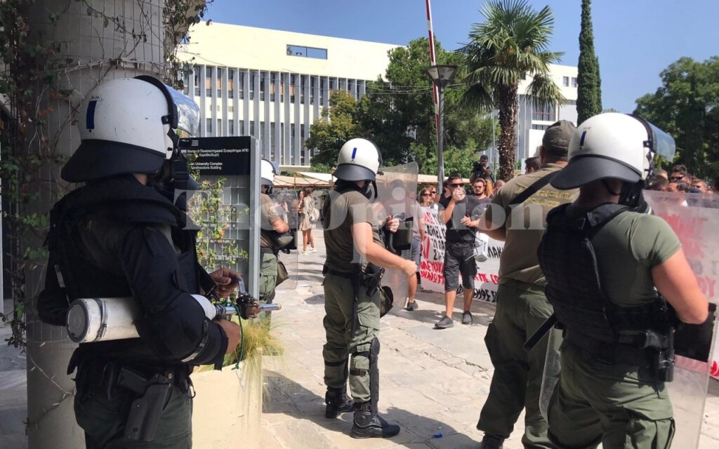 ΑΠΘ: Πρόσωπο με πρόσωπο φοιτητές και αστυνομία (ΦΩΤΟ + VIDEO) - The Opinion