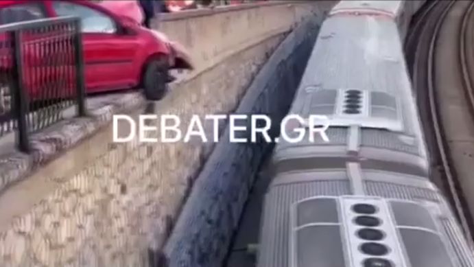Συναγερμός στον ΗΣΑΠ: Αυτοκίνητο έπεσε στα προστατευτικά κάγκελα ...