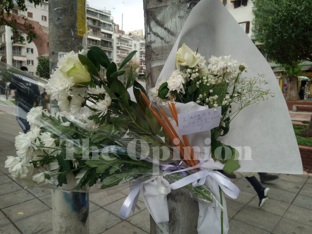 «Σ΄αγαπάω κορίτσι μου»: Λευκά λουλούδια στο σημείο της παράσυρσης της ...