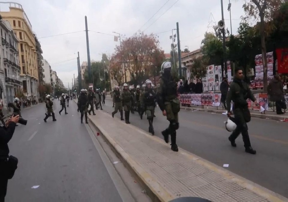 Πολυτεχνείο - Αθήνα: Επίθεση με μολότοφ στις αστυνομικές δυνάμεις στη ...