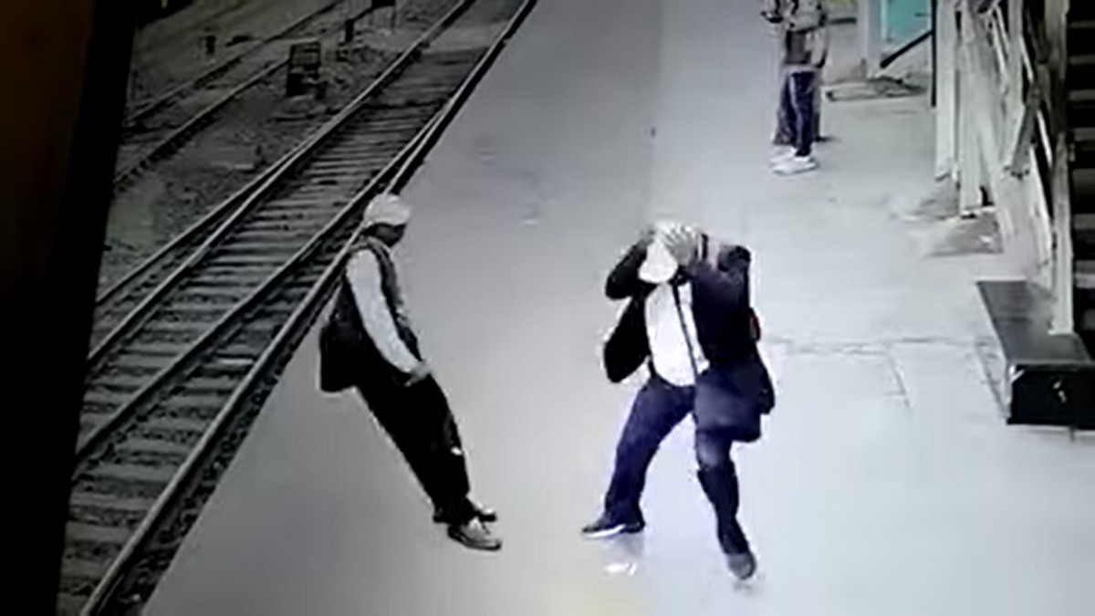 Σοκαριστικό ατύχημα: Άνδρας πέφτει στις γραμμές τρένου μετά από ...
