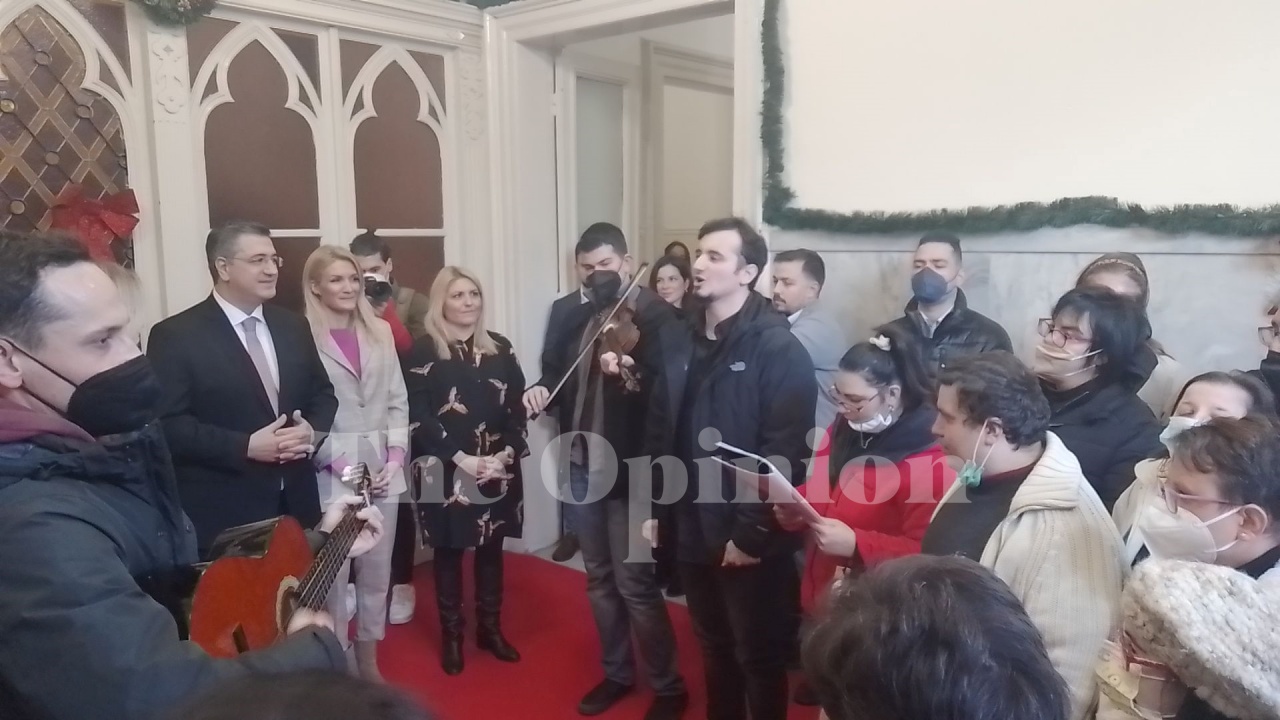 Τα πρώτα Κάλαντα άκουσε ο Τζιτζικώστας - Πλημμύρισε μελωδίες και ...