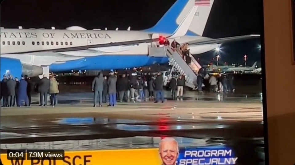 Viral η επική τούμπα στη σκάλα του Air Force One που μετέφερε Μπάιντεν ...