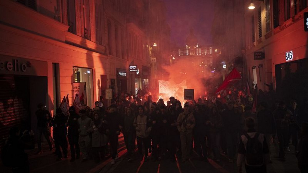 Γαλλία: Αστυνομικός ρίχνει μπουνιά σε διαδηλωτή και πέφτει αναίσθητος ...