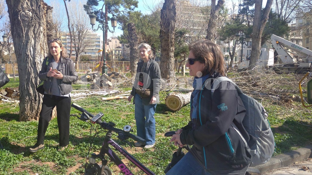 Διαμαρτυρία πολιτών για την κοπή δέντρων στην πλατεία Ρωμαϊκής Αγοράς ...