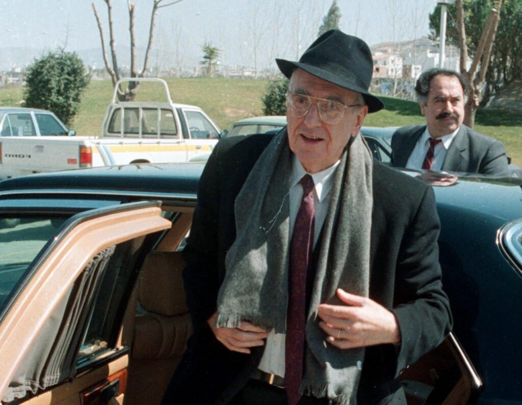 «Χρυσά» τα ιστορικά γυαλιά του Ανδρέα Παπανδρέου σε δημοπρασία - The ...