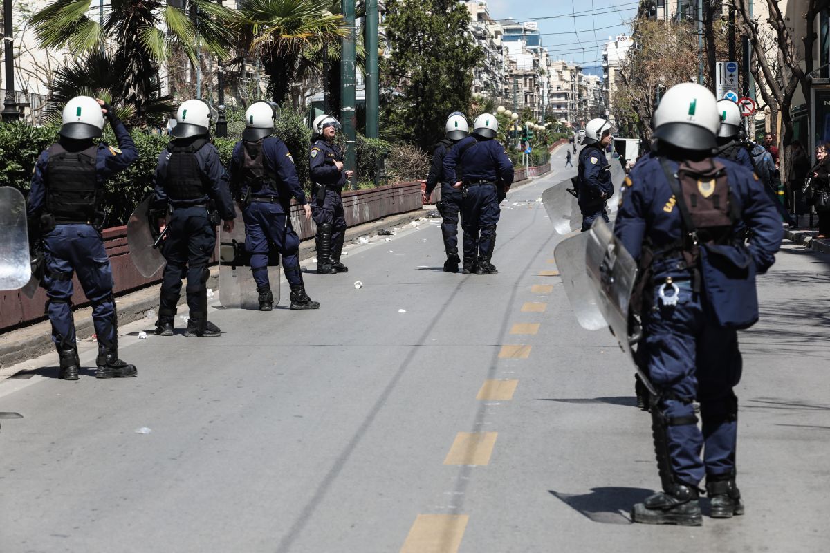 Επεισόδια στην ΑΣΟΕΕ: «Φοβήθηκα» λέει ο αστυνομικός που πυροβόλησε στον ...