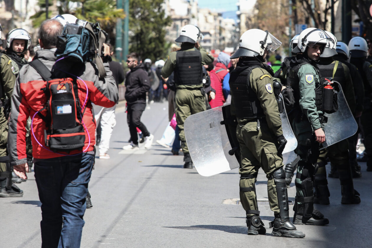 Ελεύθερος ο αστυνομικός που πυροβόλησε στον αέρα στα επεισόδια στην ...