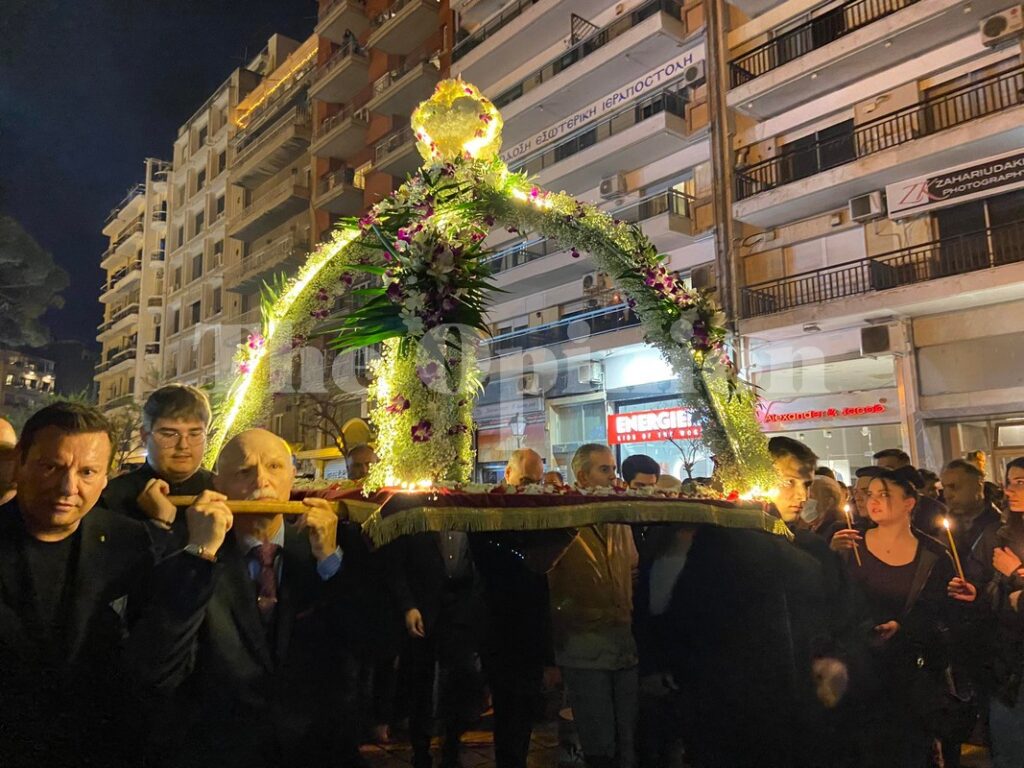 Θεσσαλονίκη: Με κατάνυξη και πλήθος κόσμου η περιφορά του επιταφίου της ...