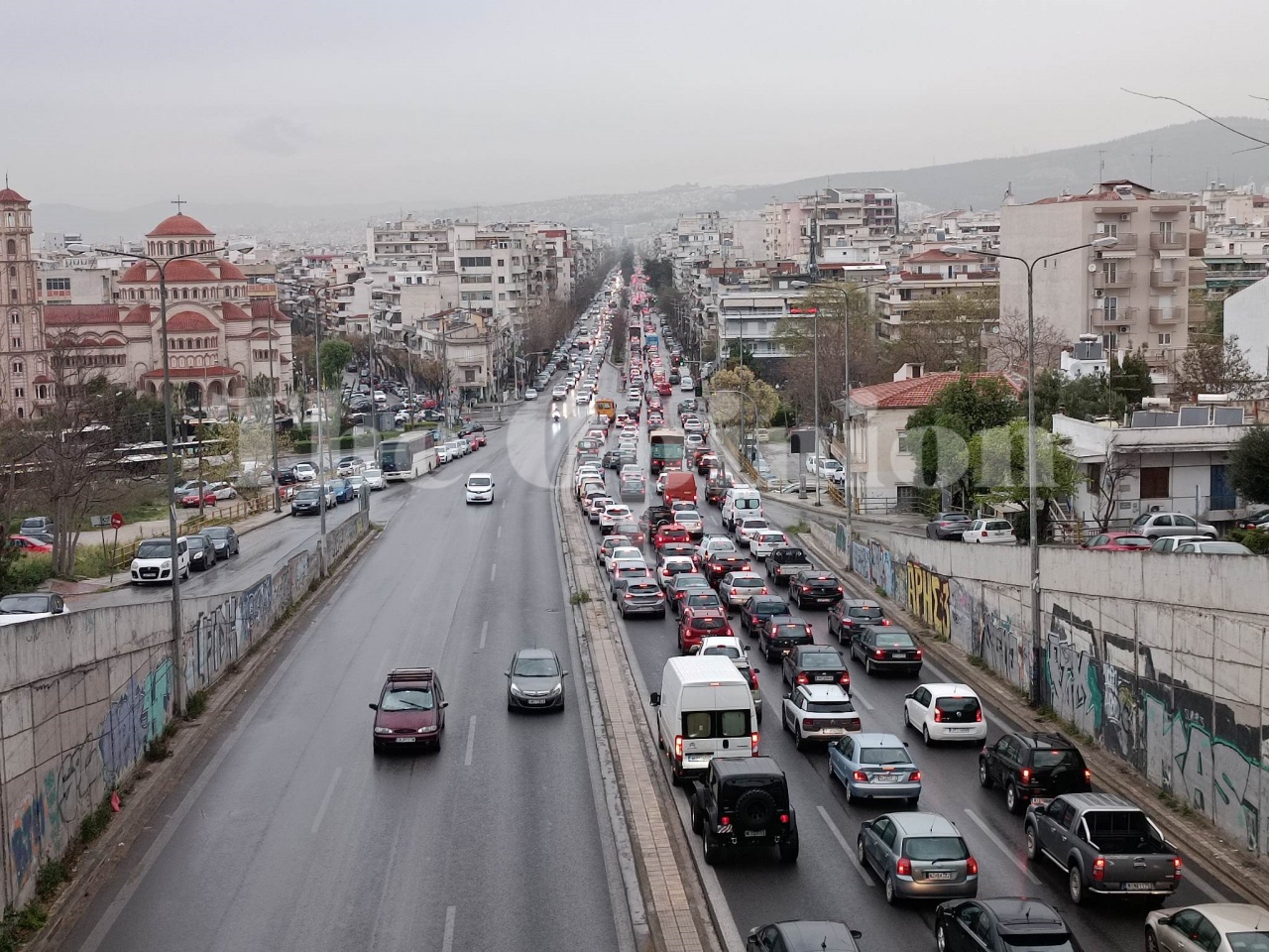Βροχή και «χαλασμένο» ΙΧ προκάλεσαν κυκλοφοριακό κομφούζιο στη ...