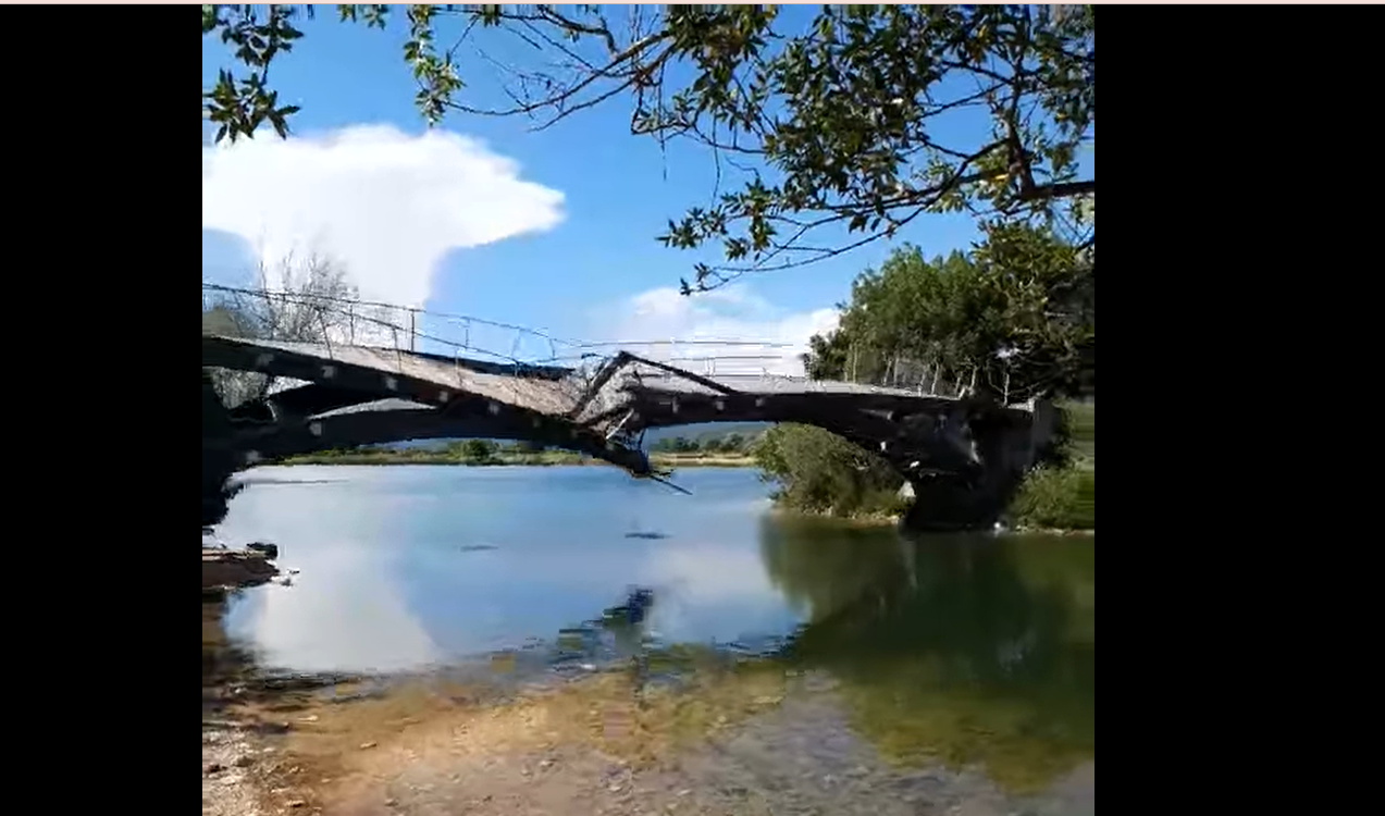 Η στιγμή που καταρρέει γέφυρα σε πάρκο της Άρτας (VIDEO) - The Opinion