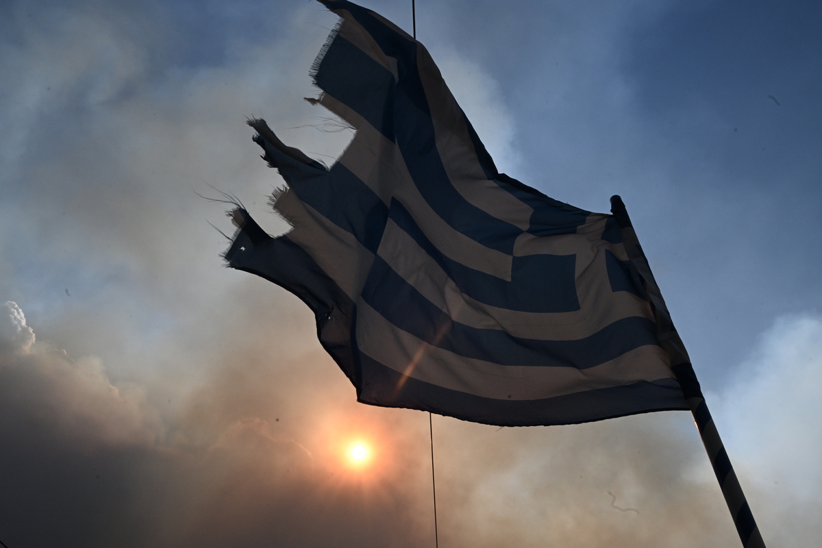 Φωτιά στον Ασπρόπυργο - Στις φλόγες σπίτια και η ελληνική σημαία ...