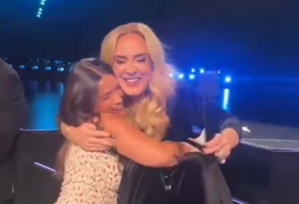 Adele: Ανακοίνωσε το φύλο του μωρού φαν της στη σκηνή (VIDEO) - The Opinion