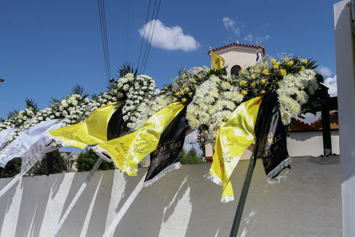 Μιχάλης Κατσουρής: Ραγίζουν καρδιές στην κηδεία του 29χρονου (ΦΩΤΟ ...