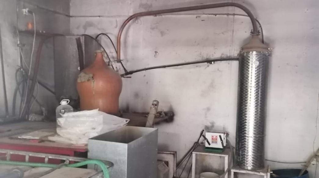 Στα δίχτυα του ΣΔΟΕ παράνομο αποστακτήριο με τσικουδιές «μπόμπες» (ΦΩΤΟ ...