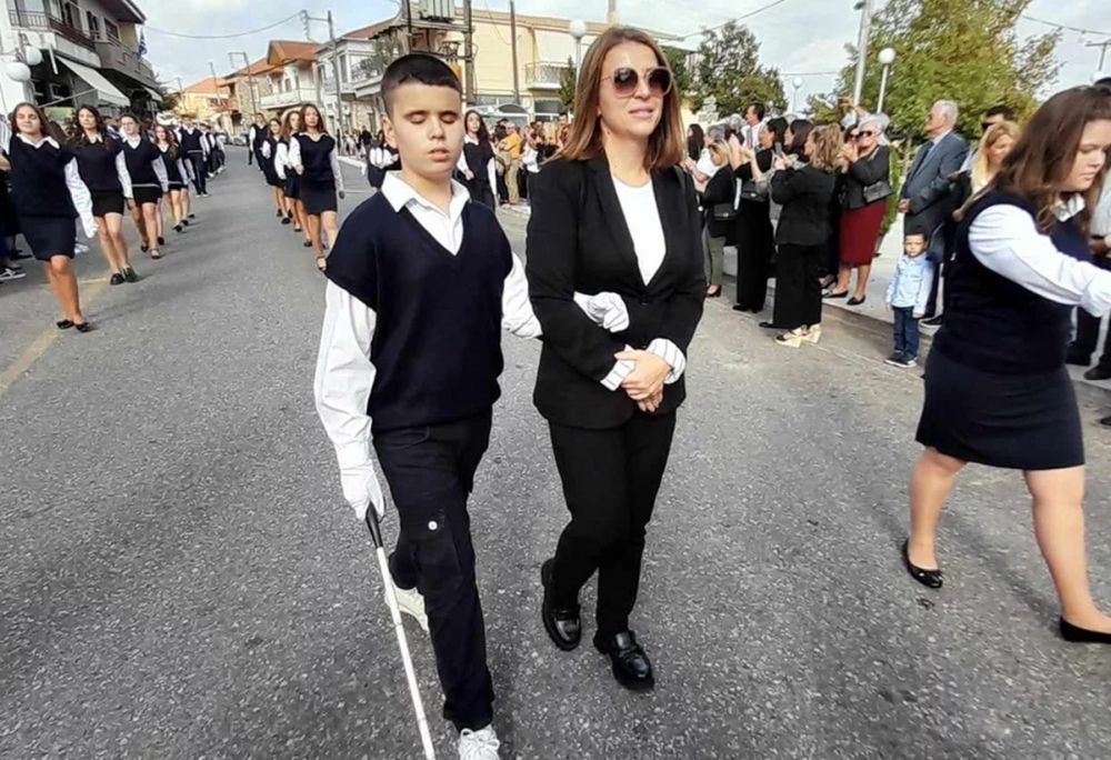 Μαθητής με ολική απώλεια όρασης έκανε παρέλαση στο Αγρίνιο - The Opinion