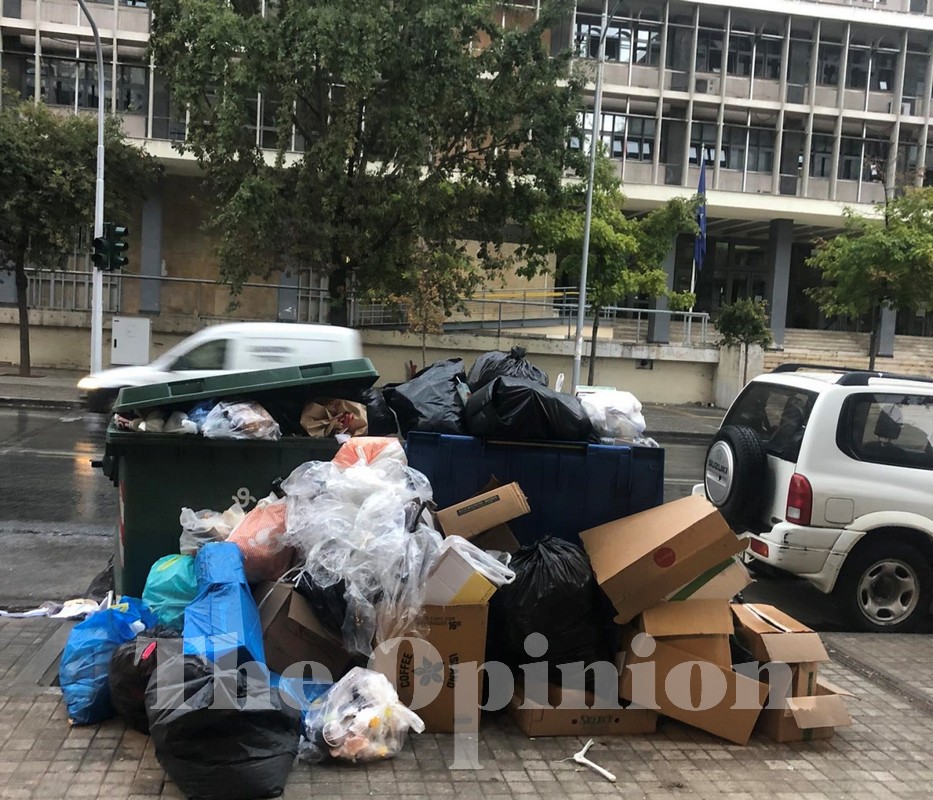 Θεσσαλονίκη: «Λόφοι» σκουπιδιών γύρω από τα δικαστήρια (ΦΩΤΟ) - The Opinion