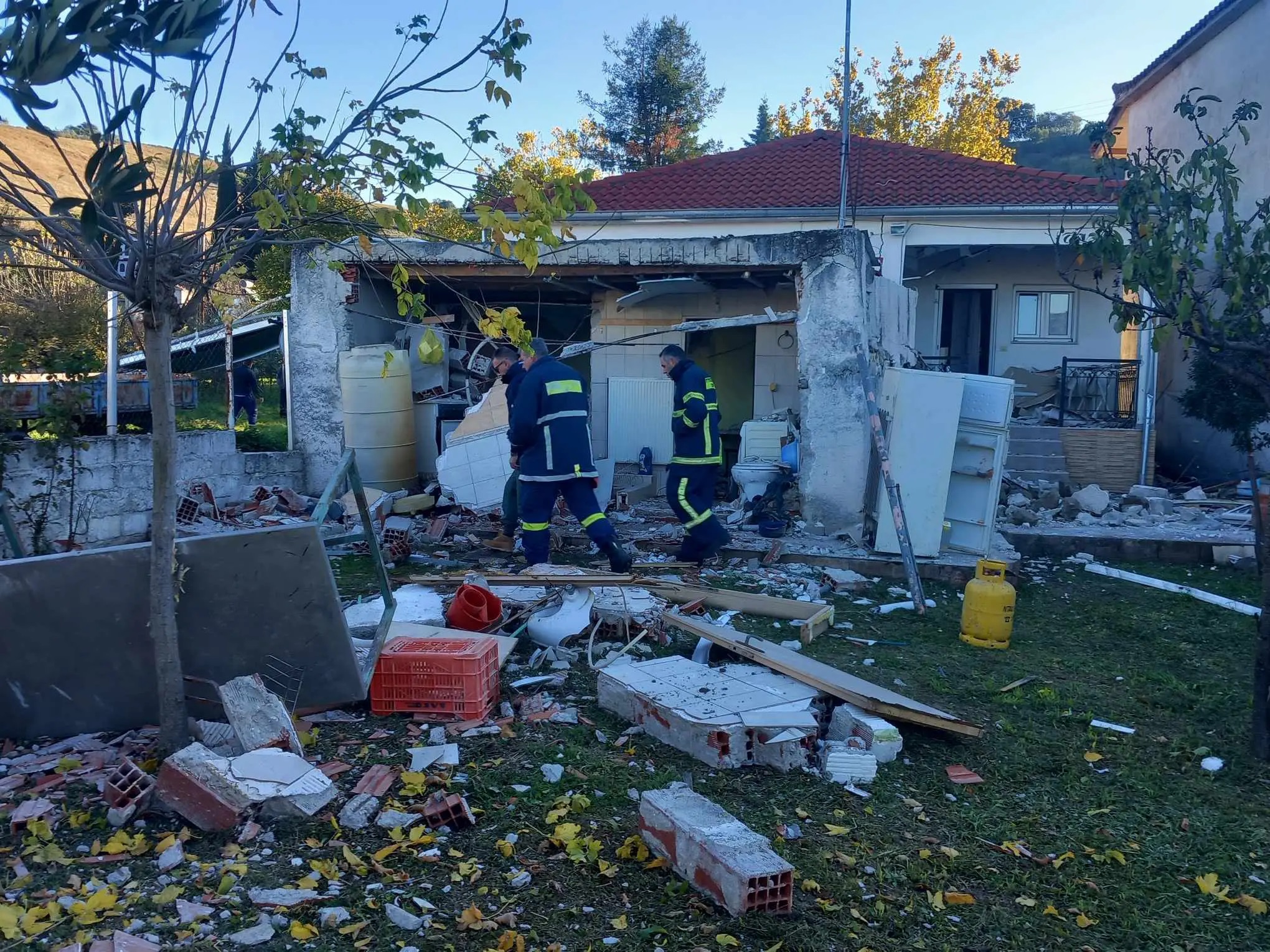 Έκρηξη γκρέμισε σπίτι σε χωριό των Τρικάλων - Σοβαρά τραυματισμένος ο ...