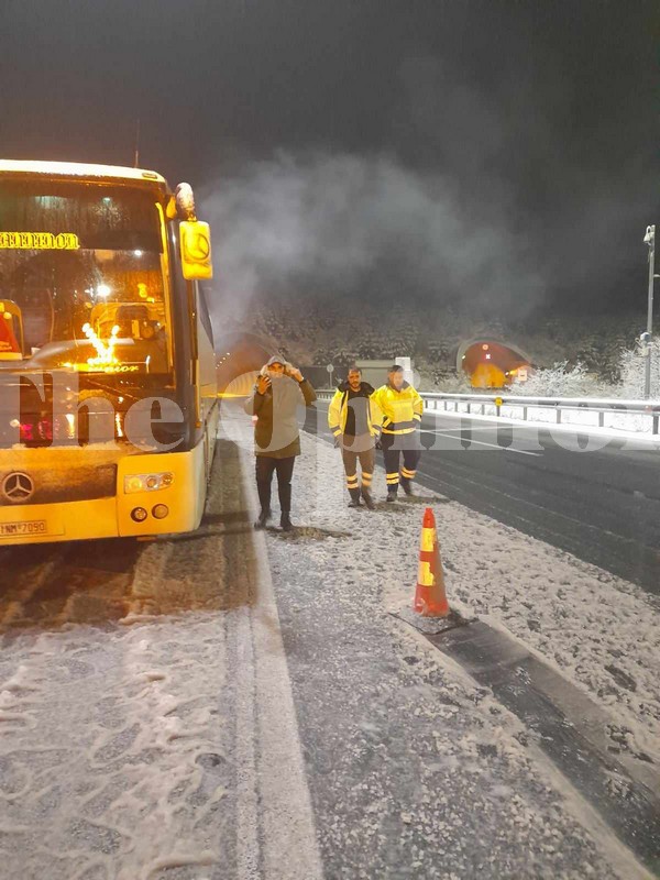 Περιπέτεια και ταλαιπωρία εν μέσω χιονιά για επιβάτες λεωφορείου από ...