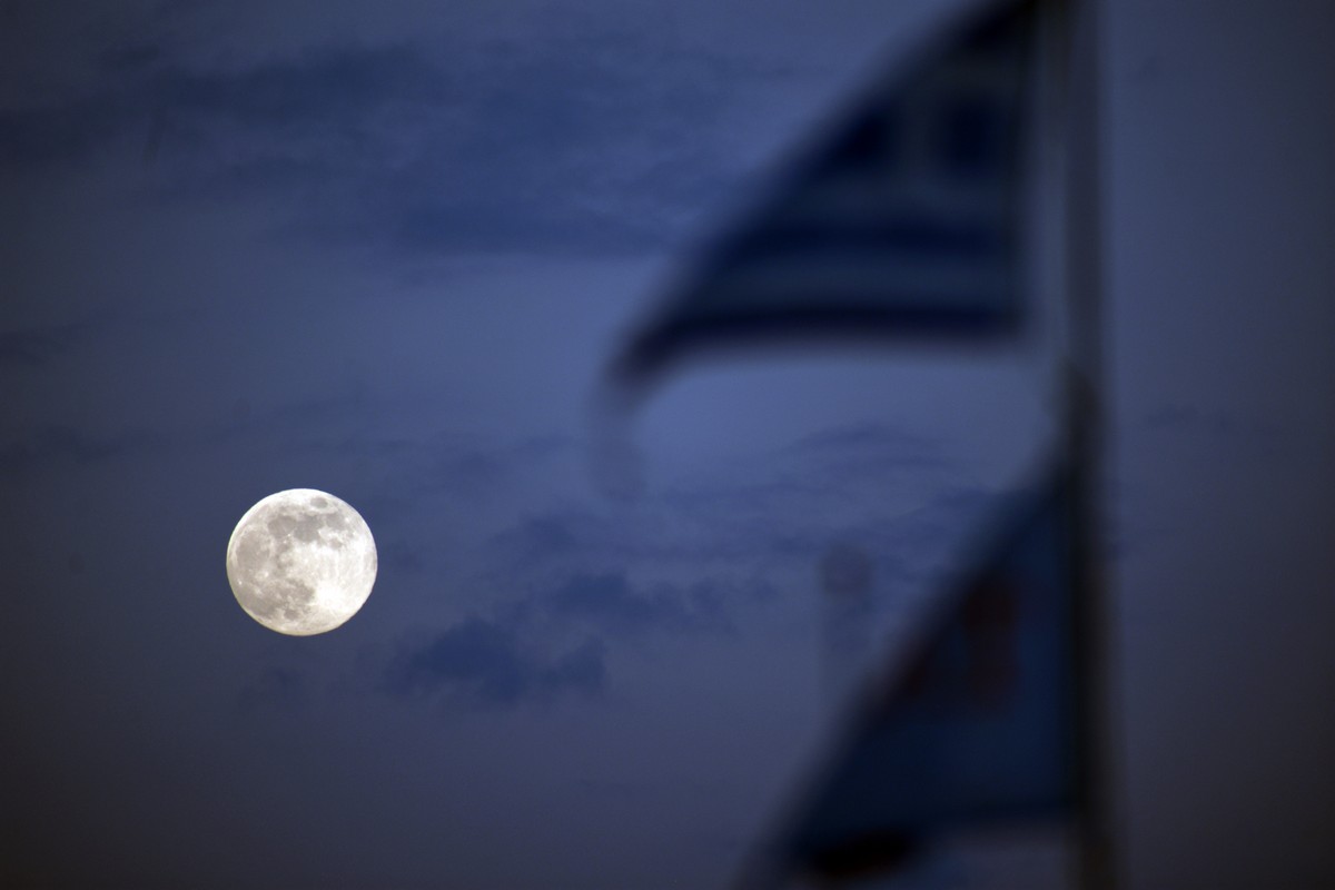 Εντυπωσιακές εικόνες από την «ψυχρή» Πανσέληνο του Δεκεμβρίου - The Opinion