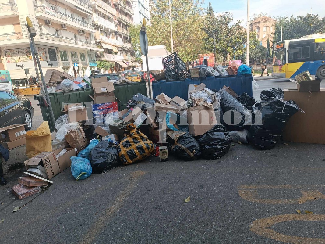 Λόφος σκουπιδιών στο κέντρο της Θεσσαλονίκης – Έξαλλοι οι ...