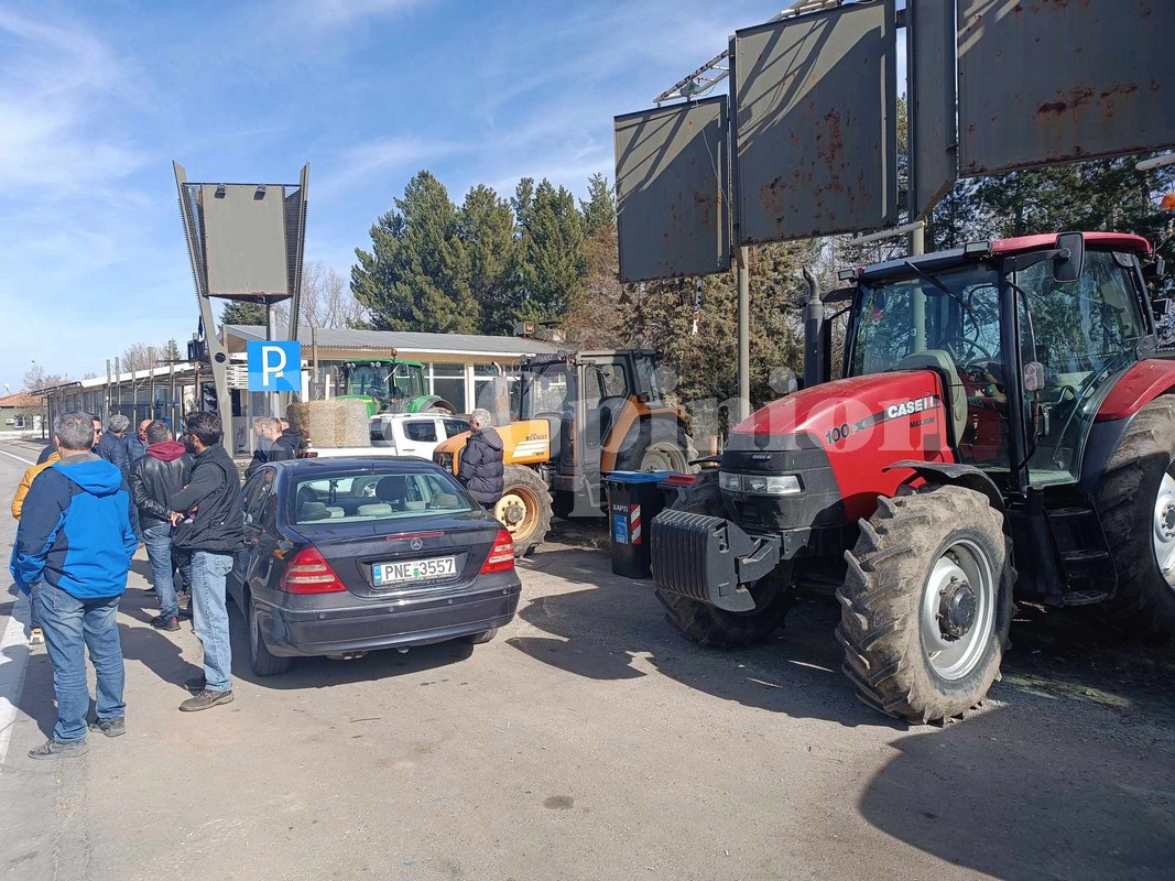 Αγρότες: Συμβολικός αποκλεισμός του τελωνείου της Νίκης στη Φλώρινα ...