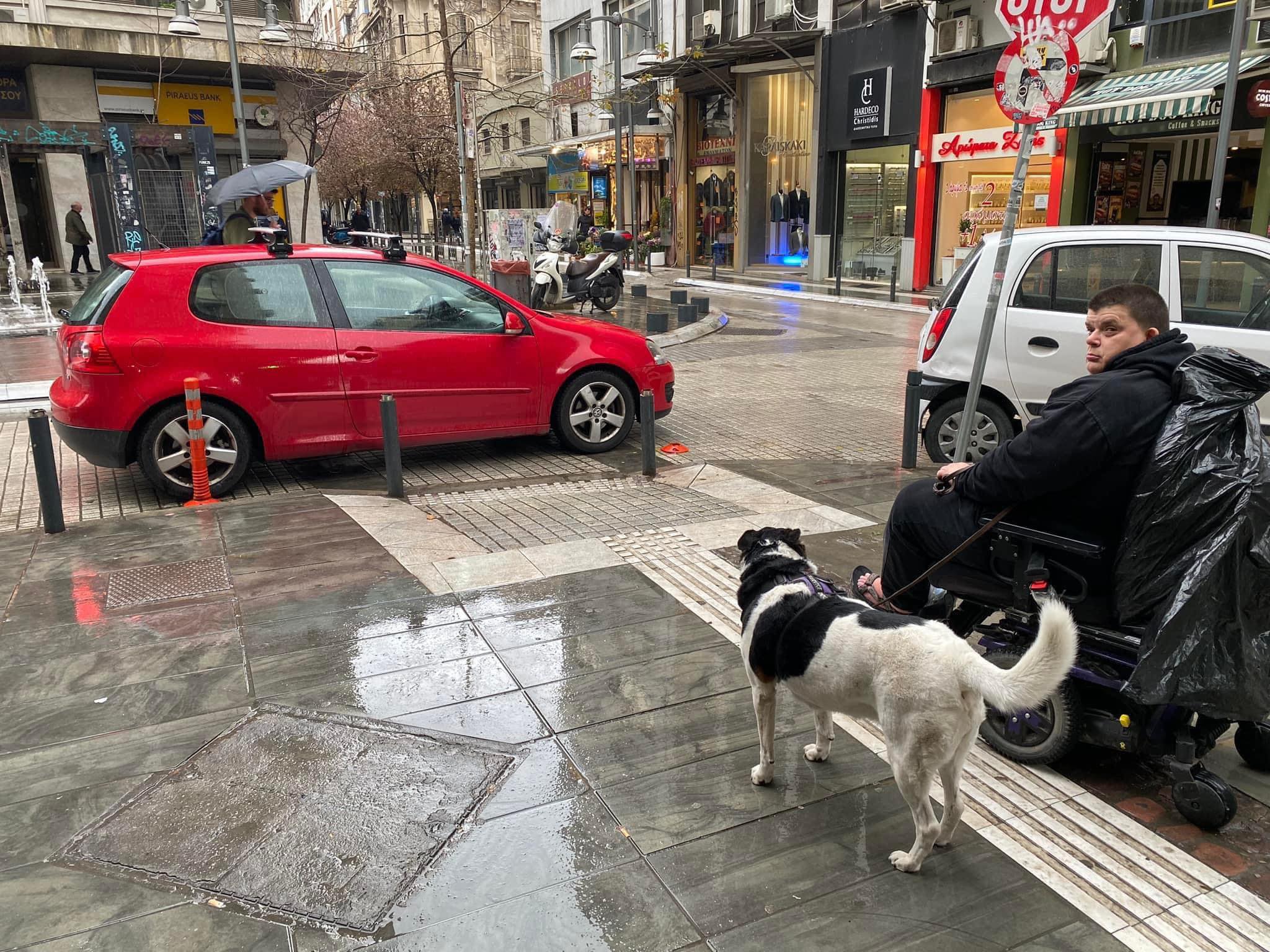 Ελλάς το μεγαλείο σου! Πάρκαρε σε αναπηρική ράμπα εν μέσω ισχυρής ...
