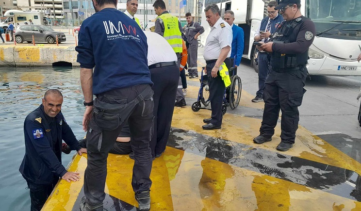 Γυναίκα έπεσε στη θάλασσα πριν τον απόπλου πλοίου (ΦΩΤΟ - VIDEO) - The ...