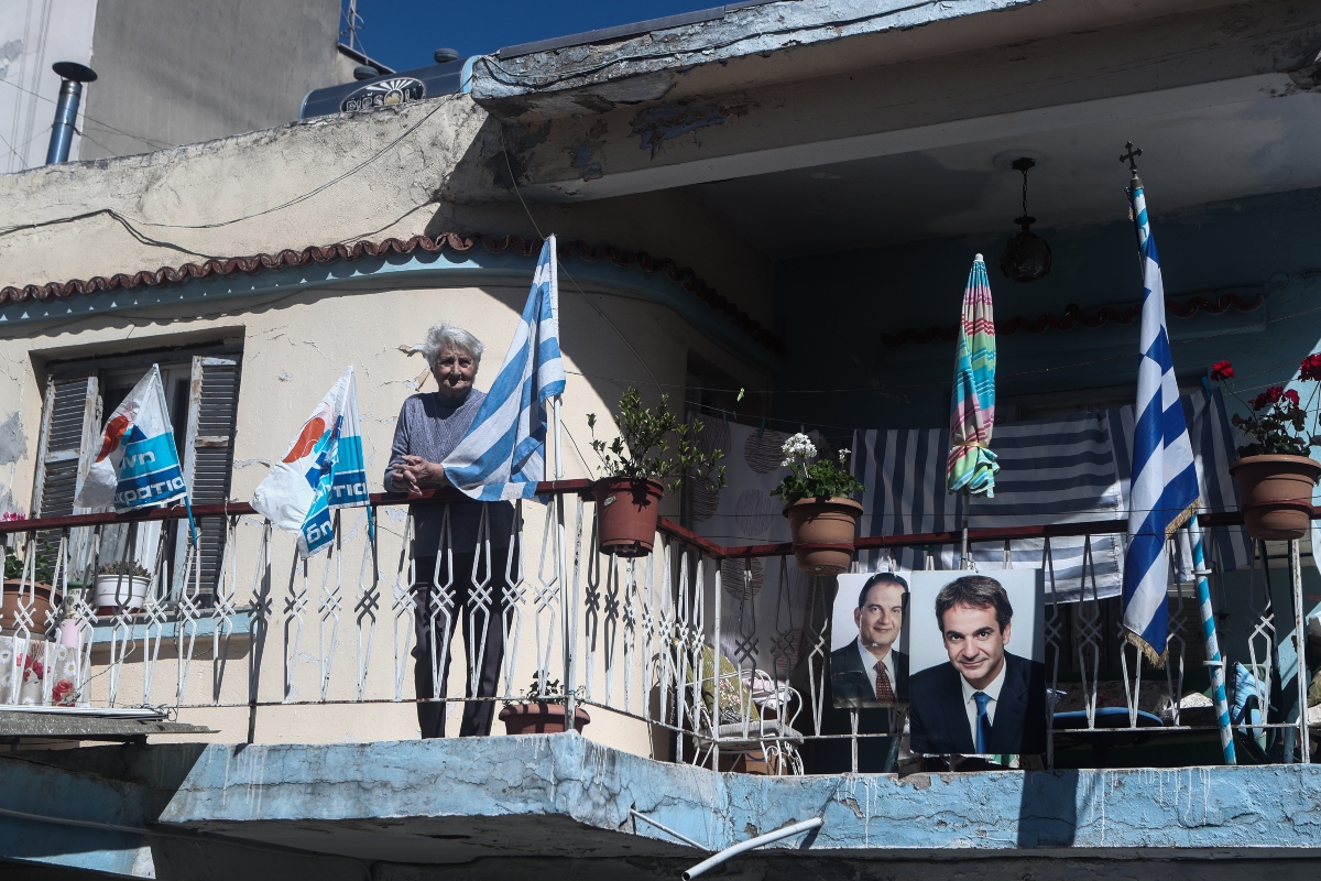Θεσσαλονίκη: «Έντυσε» το μπαλκόνι της με φωτογραφίες και σημαίες της ΝΔ ...