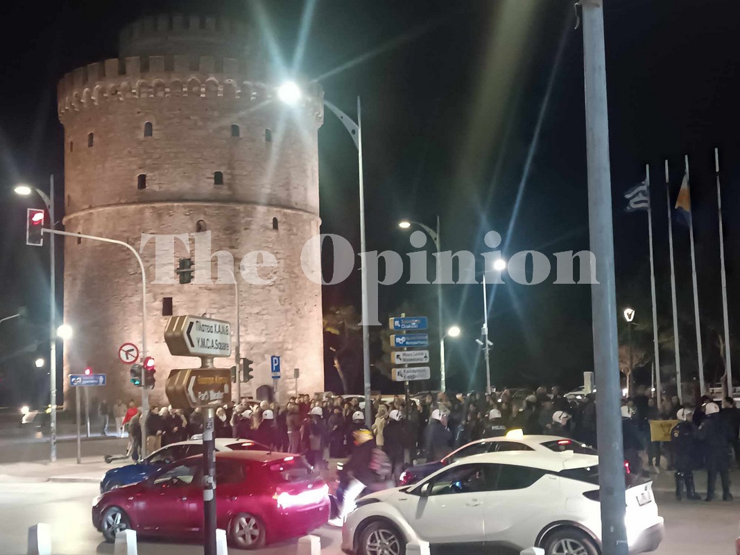 Διαμαρτυρία έξω από το θέατρο “Αριστοτέλειο” κατά τη διάρκεια ...