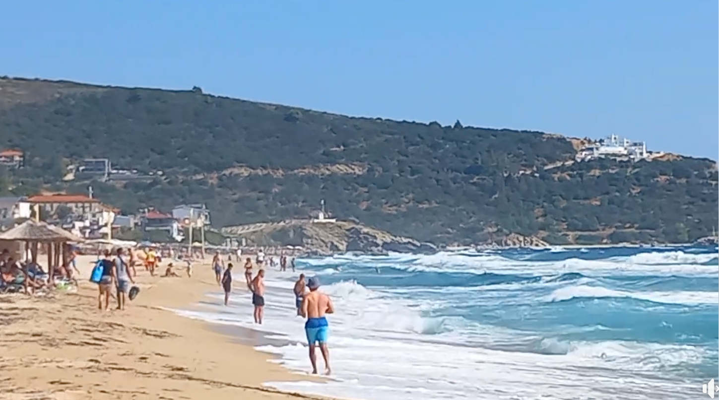 Κόκκινη σημαία σε παραλία της Χαλκιδικής λόγω έντονων κυμάτων (VIDEO ...